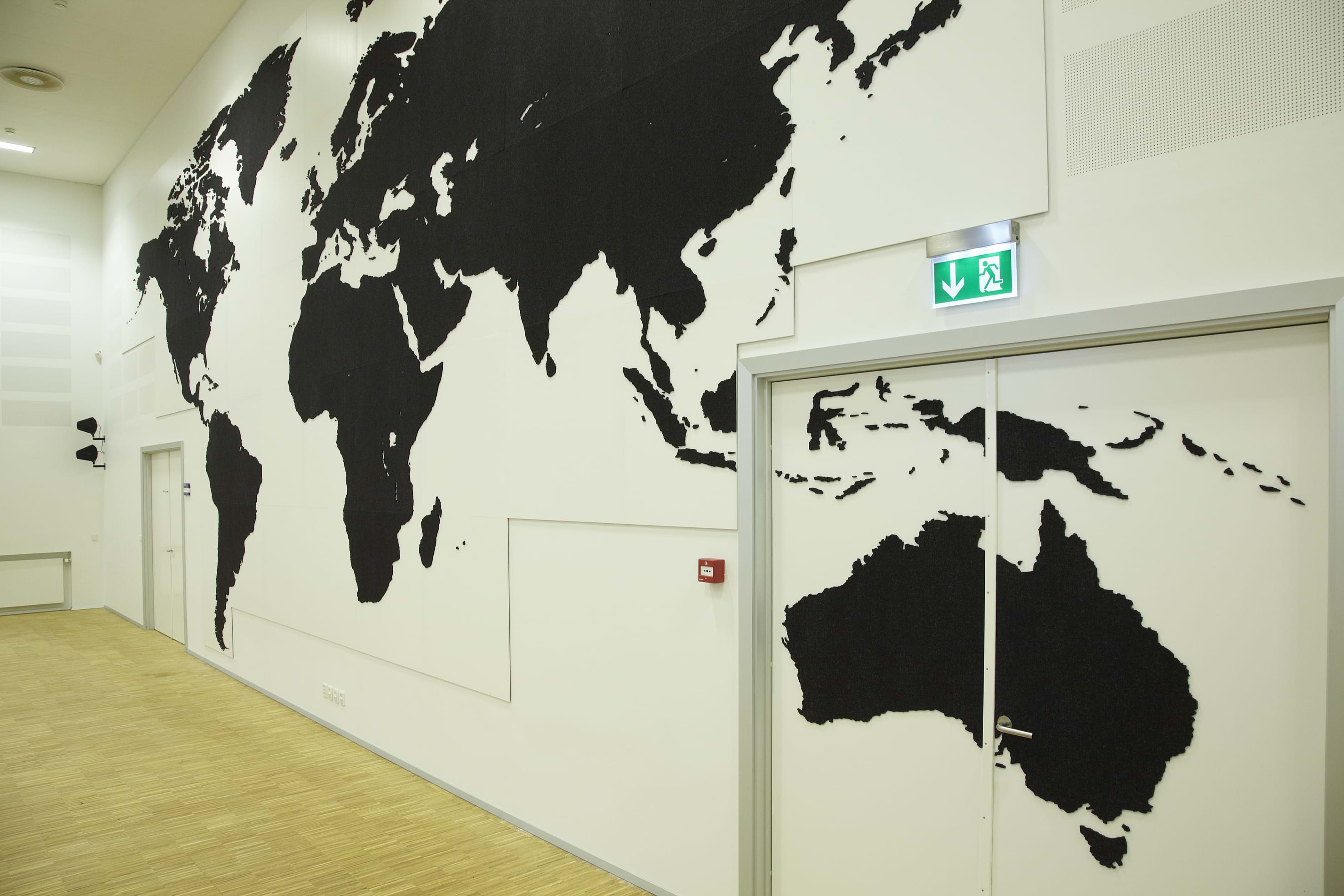 Verdenkort udskåret i filt, monteret på væggen. Få inspiration