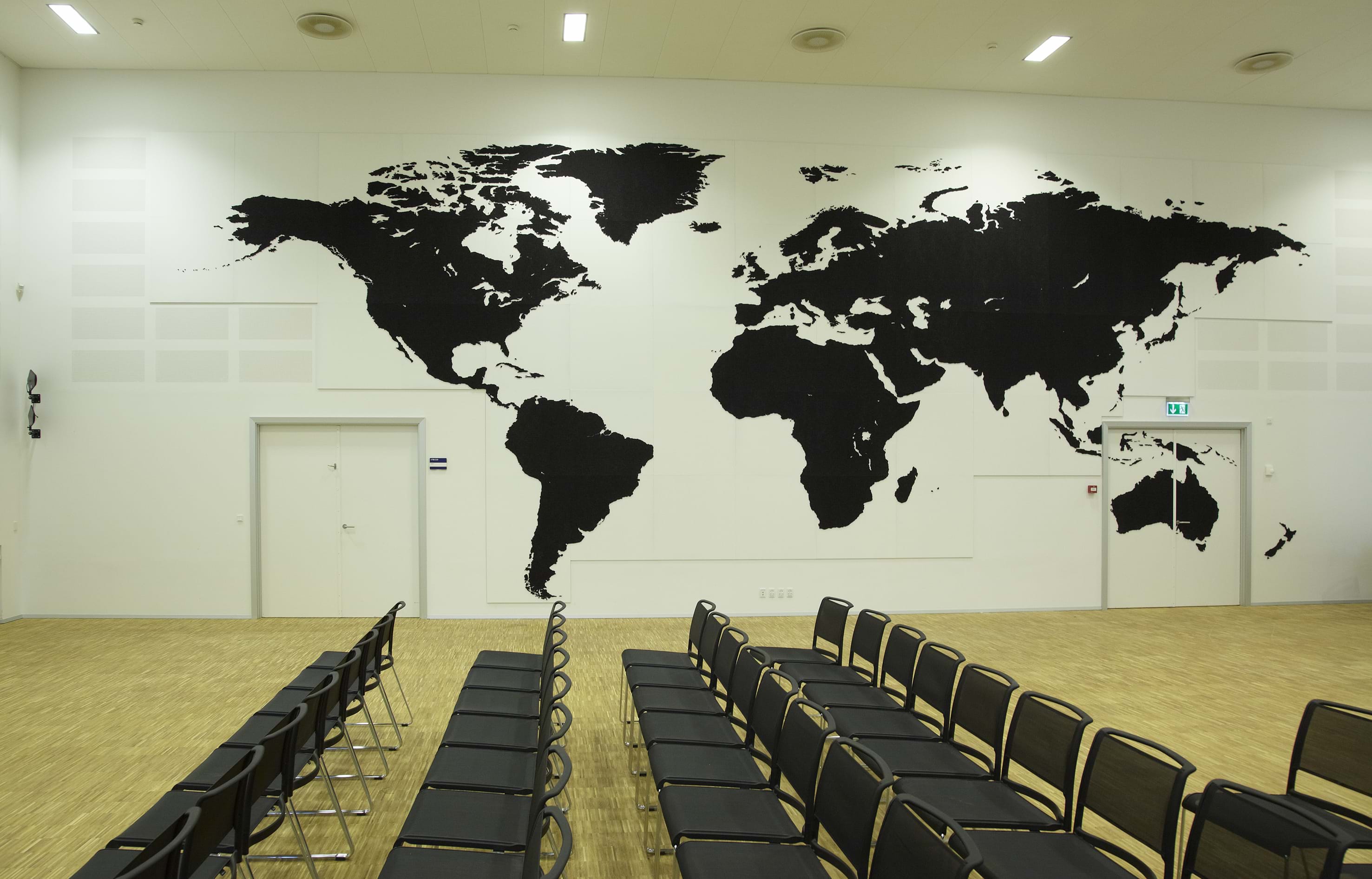 Verdenkort udskåret i filt, monteret på væggen. Få inspiration